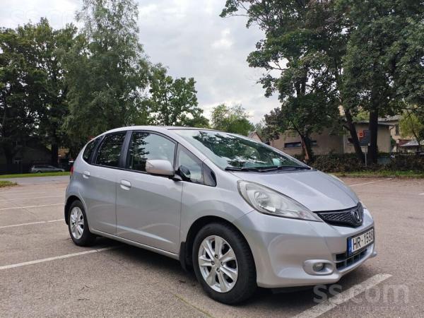 Honda Jazz 2011 in Riga on AUTOMOTO.COM.LV Grey Honda Jazz 2011 in Riga, with an engine capacity of 1.40 L and mileage of 202 thousand km for 3350 €, photo 1 on AUTOMOTO.COM.LV