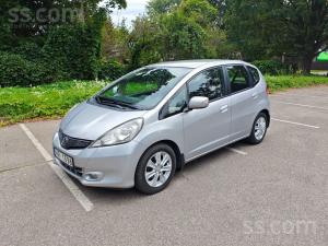 Pelēks Honda Jazz 2011 Rīga, ar dzinēja tilpumu 1.40 L un nobraukumu 202 tūkst. km par 3350 €, foto 3 vietnē AUTOMOTO.COM.LV