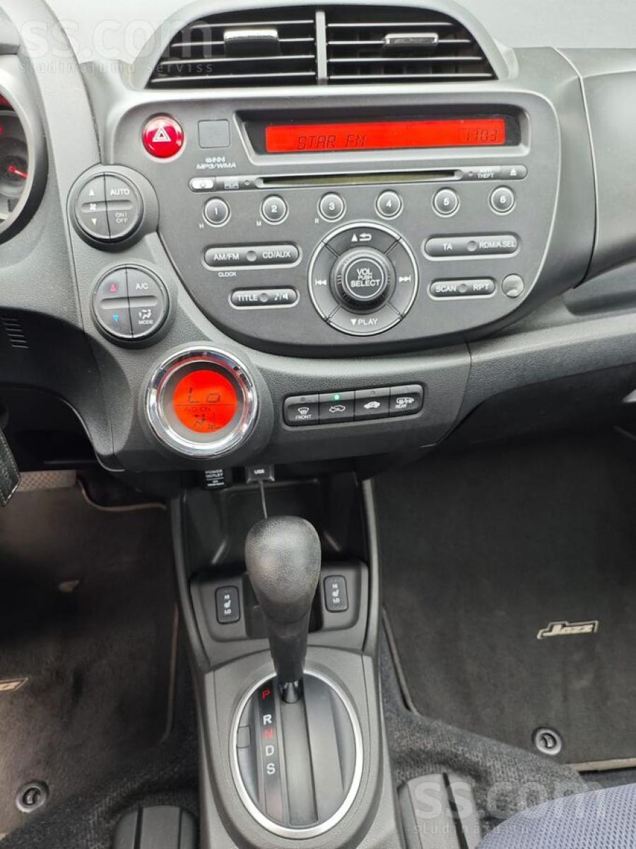 Pelēks Honda Jazz 2011 Rīga, ar dzinēja tilpumu 1.40 L un nobraukumu 202 tūkst. km par 3350 €, foto 6 vietnē AUTOMOTO.COM.LV