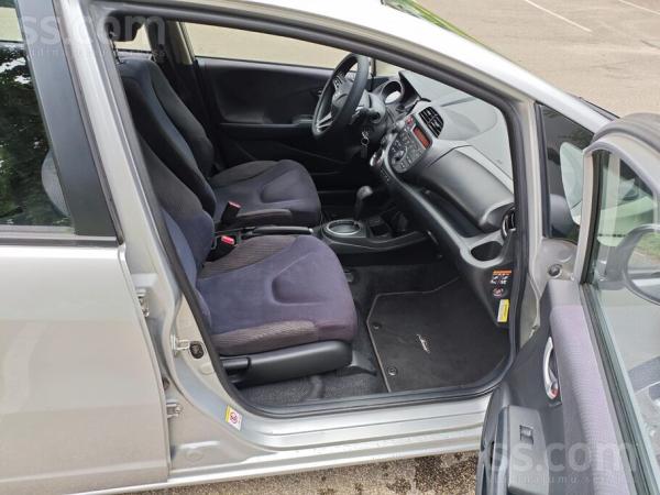 Honda Jazz 2011 in Riga on AUTOMOTO.COM.LV Grey Honda Jazz 2011 in Riga, with an engine capacity of 1.40 L and mileage of 202 thousand km for 3350 €, photo 8 on AUTOMOTO.COM.LV