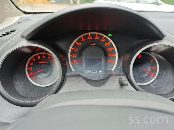 Honda Jazz 2011 in Riga on AUTOMOTO.COM.LV Grey Honda Jazz 2011 in Riga, with an engine capacity of 1.40 L and mileage of 202 thousand km for 3350 €, photo 9 on AUTOMOTO.COM.LV