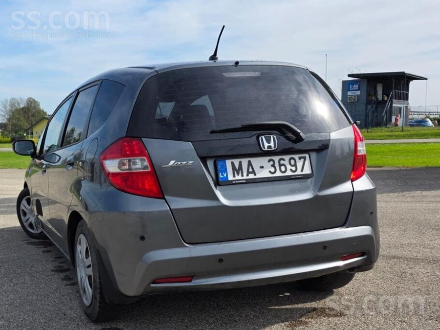Pelēks Honda Jazz 2012 Rīga, ar dzinēja tilpumu 1.20 L un nobraukumu 244 tūkst. km par 3700 €, foto 3 vietnē AUTOMOTO.COM.LV