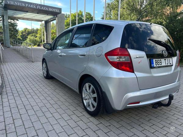 Grey Honda Jazz 2012 in Vilnius, with an engine capacity of 1.34 L and mileage of 241 thousand km for 4200 €, photo 7 on AUTOMOTO.COM.LV