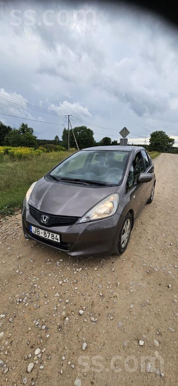 Grey Honda Jazz 2012 in Riga, with an engine capacity of 1.60 L and mileage of 238 thousand km for 1600 €, photo 1 on AUTOMOTO.COM.LV