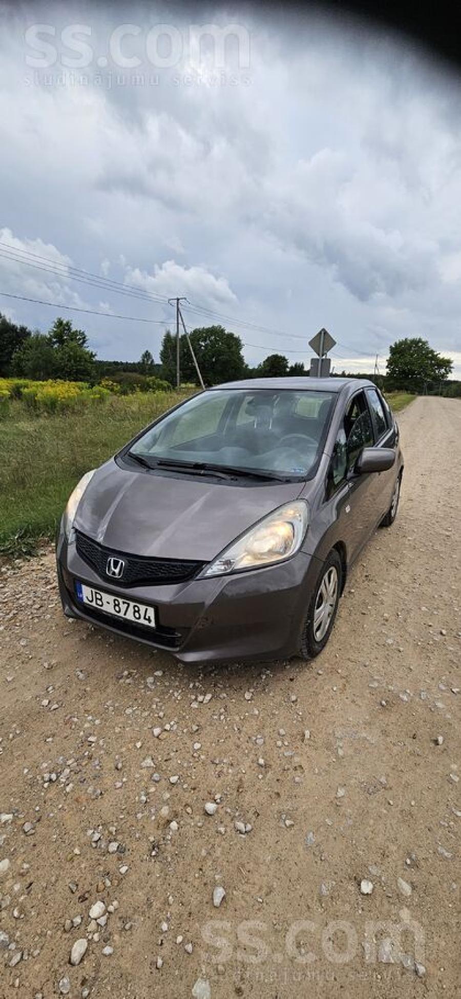 Grey Honda Jazz 2012 in Riga, with an engine capacity of 1.60 L and mileage of 238 thousand km for 1600 €, photo 1 on AUTOMOTO.COM.LV