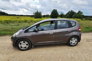 Grey Honda Jazz 2012 in Riga, with an engine capacity of 1.60 L and mileage of 238 thousand km for 1600 €, photo 3 on AUTOMOTO.COM.LV
