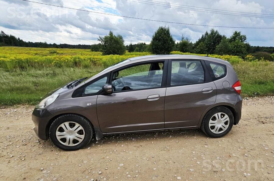 Grey Honda Jazz 2012 in Riga, with an engine capacity of 1.60 L and mileage of 238 thousand km for 1600 €, photo 3 on AUTOMOTO.COM.LV