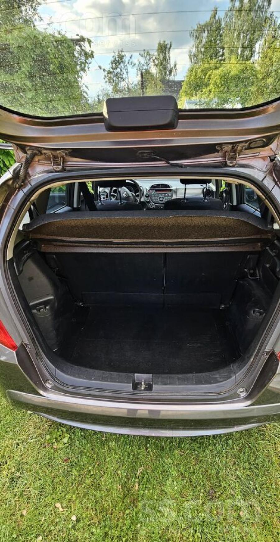 Grey Honda Jazz 2012 in Riga, with an engine capacity of 1.60 L and mileage of 238 thousand km for 1600 €, photo 4 on AUTOMOTO.COM.LV