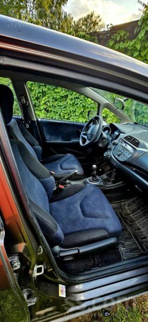 Grey Honda Jazz 2012 in Riga, with an engine capacity of 1.60 L and mileage of 238 thousand km for 1600 €, photo 5 on AUTOMOTO.COM.LV