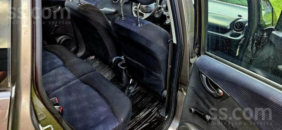 Grey Honda Jazz 2012 in Riga, with an engine capacity of 1.60 L and mileage of 238 thousand km for 1600 €, photo 6 on AUTOMOTO.COM.LV