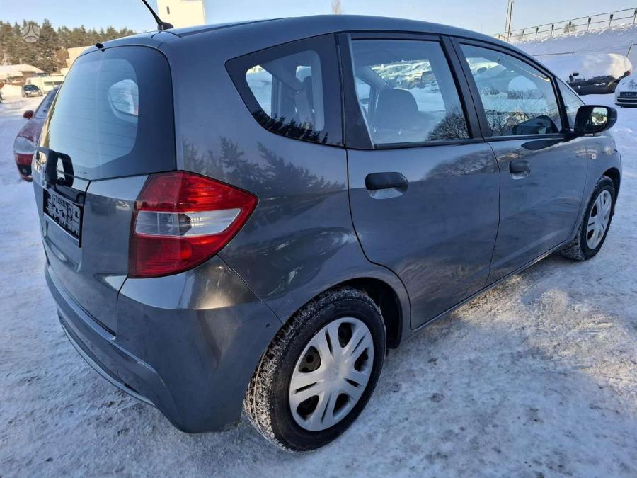 Grey Honda Jazz 2013 in Utena, with an engine capacity of 1.20 L and mileage of 180 thousand km for 3300 €, photo 7 on AUTOMOTO.COM.LV