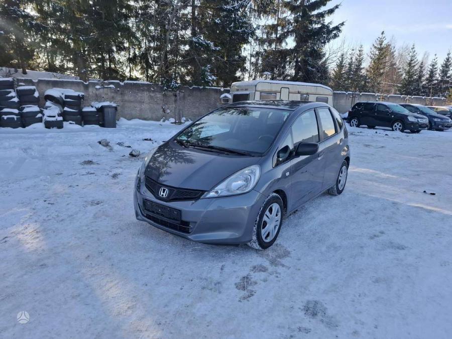 Grey Honda Jazz 2013 in Utena, with an engine capacity of 1.20 L and mileage of 180 thousand km for 3300 €, photo 17 on AUTOMOTO.COM.LV