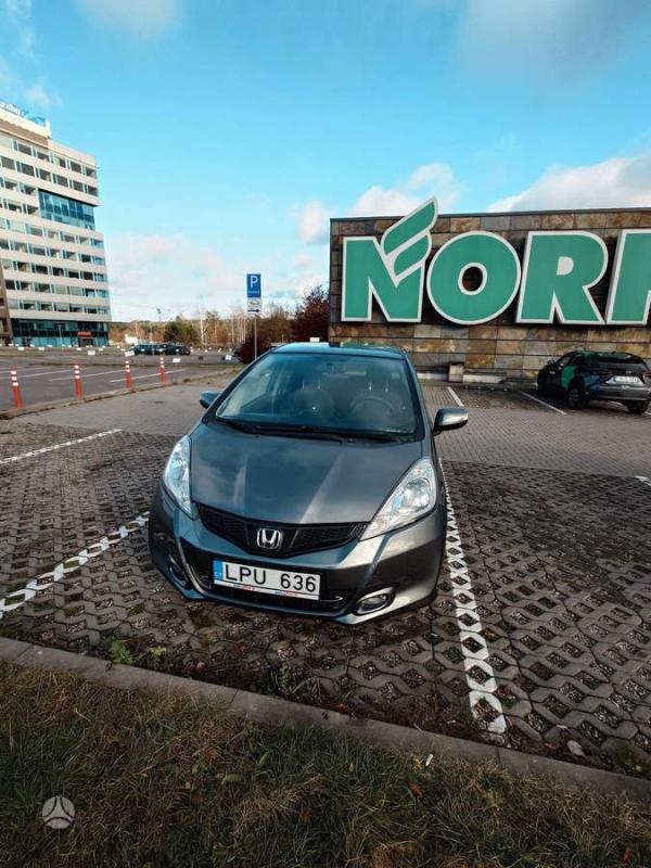 Pelēks Honda Jazz 2014 Viļņa, ar dzinēja tilpumu 1.34 L un nobraukumu 157 tūkst. km par 4400 €, foto 1 vietnē AUTOMOTO.COM.LV