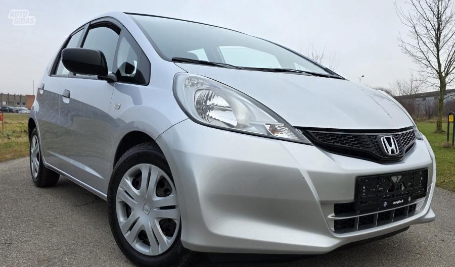 Grey Honda Jazz 2015 in Siauliai, with an engine capacity of 1.20 L and mileage of 260 thousand km for 3790 €, photo 1 on AUTOMOTO.COM.LV