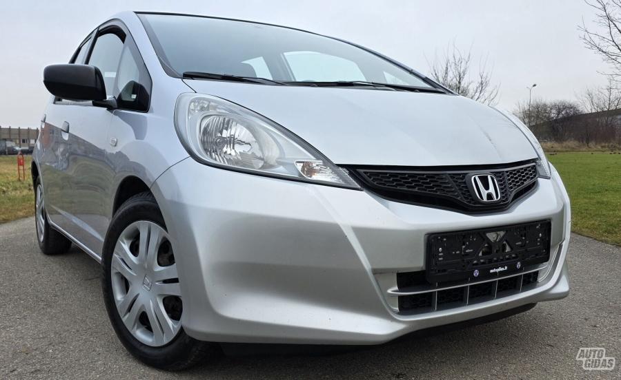 Grey Honda Jazz 2015 in Siauliai, with an engine capacity of 1.20 L and mileage of 260 thousand km for 3790 €, photo 2 on AUTOMOTO.COM.LV