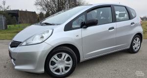Grey Honda Jazz 2015 in Siauliai, with an engine capacity of 1.20 L and mileage of 260 thousand km for 3790 €, photo 9 on AUTOMOTO.COM.LV
