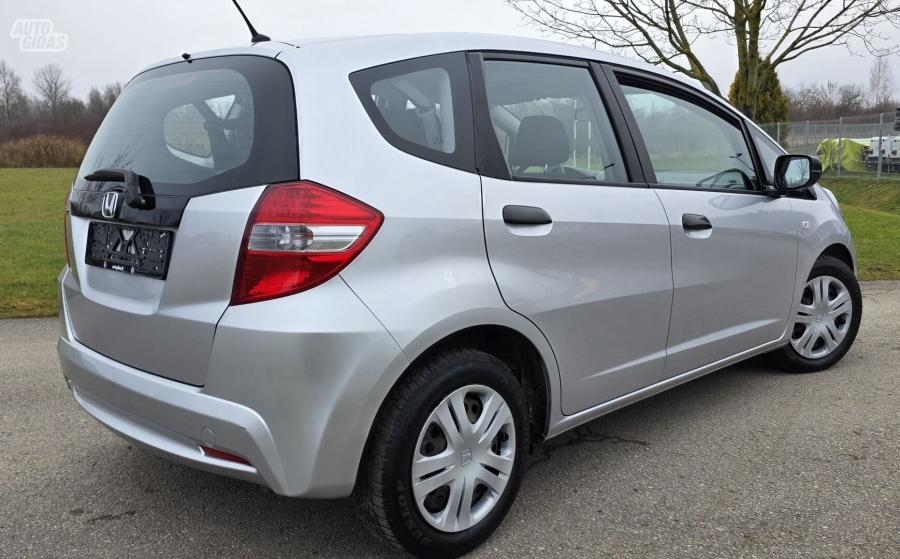 Grey Honda Jazz 2015 in Siauliai, with an engine capacity of 1.20 L and mileage of 260 thousand km for 3790 €, photo 16 on AUTOMOTO.COM.LV