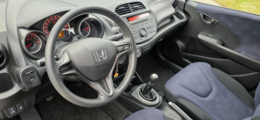Grey Honda Jazz 2015 in Siauliai, with an engine capacity of 1.20 L and mileage of 260 thousand km for 3790 €, photo 21 on AUTOMOTO.COM.LV