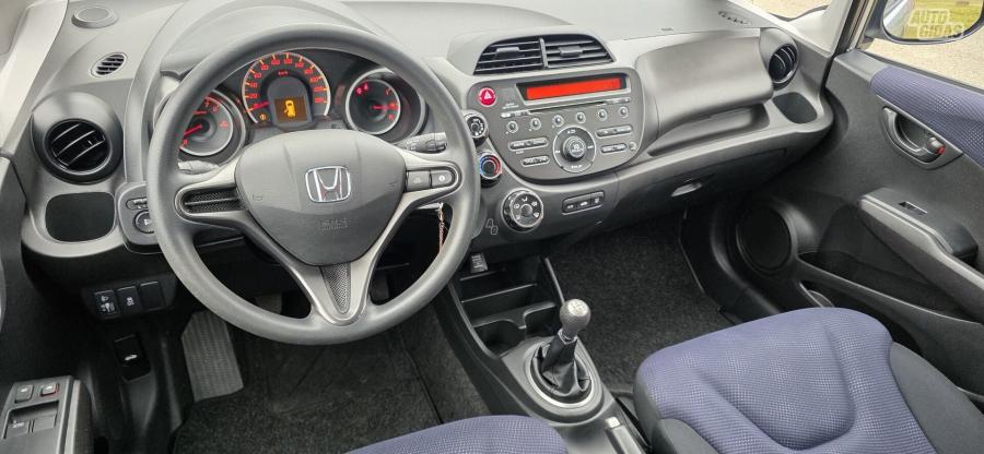 Grey Honda Jazz 2015 in Siauliai, with an engine capacity of 1.20 L and mileage of 260 thousand km for 3790 €, photo 22 on AUTOMOTO.COM.LV