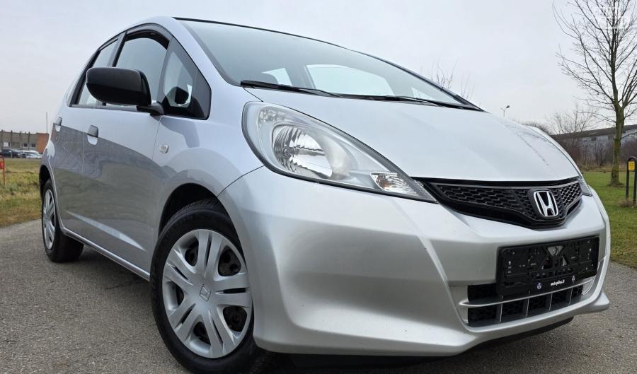 Grey Honda Jazz 2015 in Siauliai, with an engine capacity of 1.20 L and mileage of 260 thousand km for 3750 €, photo 3 on AUTOMOTO.COM.LV