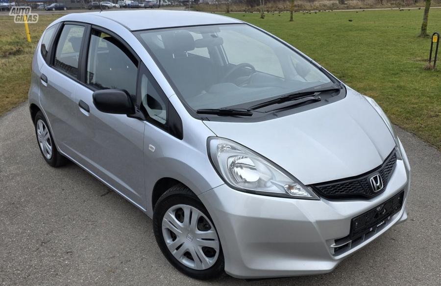 Grey Honda Jazz 2015 in Siauliai, with an engine capacity of 1.20 L and mileage of 260 thousand km for 3750 €, photo 4 on AUTOMOTO.COM.LV