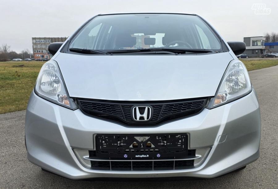 Grey Honda Jazz 2015 in Siauliai, with an engine capacity of 1.20 L and mileage of 260 thousand km for 3750 €, photo 5 on AUTOMOTO.COM.LV
