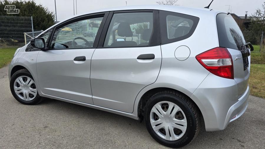 Grey Honda Jazz 2015 in Siauliai, with an engine capacity of 1.20 L and mileage of 260 thousand km for 3750 €, photo 8 on AUTOMOTO.COM.LV