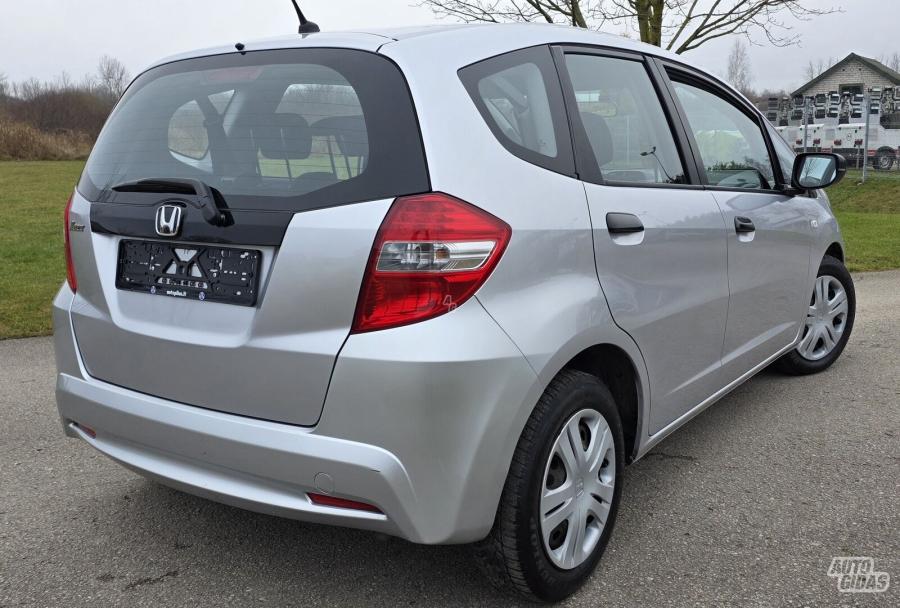 Grey Honda Jazz 2015 in Siauliai, with an engine capacity of 1.20 L and mileage of 260 thousand km for 3750 €, photo 11 on AUTOMOTO.COM.LV