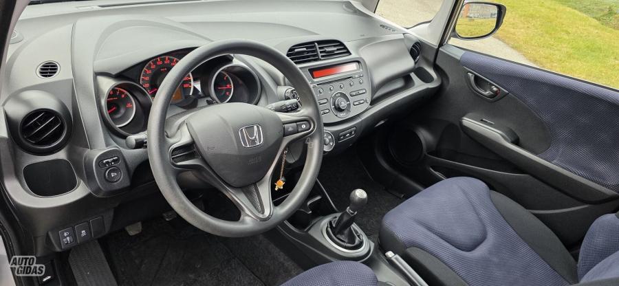 Grey Honda Jazz 2015 in Siauliai, with an engine capacity of 1.20 L and mileage of 260 thousand km for 3750 €, photo 14 on AUTOMOTO.COM.LV