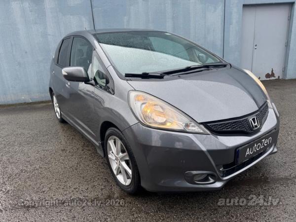Grey Honda Jazz 2015 in Tallinn, with an engine capacity of 1.30 L and mileage of 100 thousand km for 7595 €, photo 1 on AUTOMOTO.COM.LV