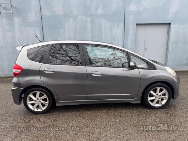 Grey Honda Jazz 2015 in Tallinn, with an engine capacity of 1.30 L and mileage of 100 thousand km for 7595 €, photo 3 on AUTOMOTO.COM.LV