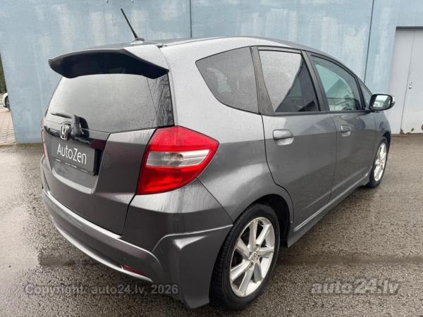 Grey Honda Jazz 2015 in Tallinn, with an engine capacity of 1.30 L and mileage of 100 thousand km for 7595 €, photo 4 on AUTOMOTO.COM.LV