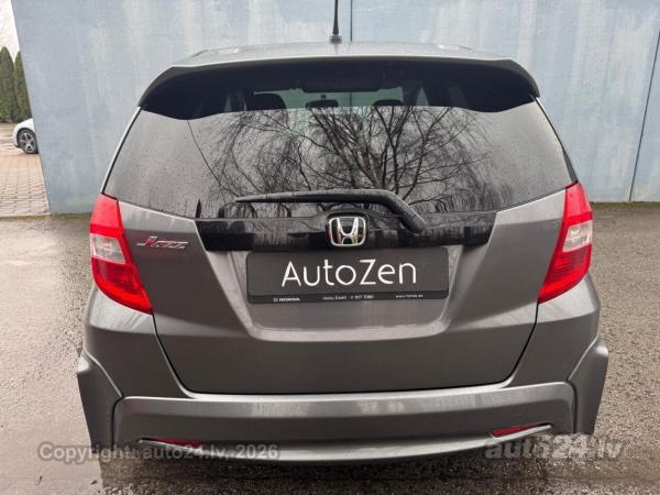 Grey Honda Jazz 2015 in Tallinn, with an engine capacity of 1.30 L and mileage of 100 thousand km for 7595 €, photo 5 on AUTOMOTO.COM.LV