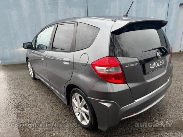 Grey Honda Jazz 2015 in Tallinn, with an engine capacity of 1.30 L and mileage of 100 thousand km for 7595 €, photo 6 on AUTOMOTO.COM.LV
