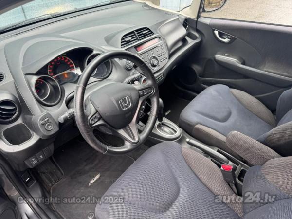 Grey Honda Jazz 2015 in Tallinn, with an engine capacity of 1.30 L and mileage of 100 thousand km for 7595 €, photo 8 on AUTOMOTO.COM.LV