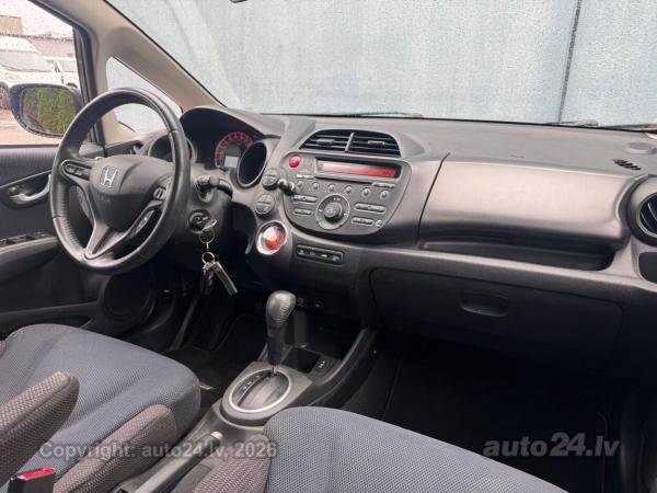 Grey Honda Jazz 2015 in Tallinn, with an engine capacity of 1.30 L and mileage of 100 thousand km for 7595 €, photo 9 on AUTOMOTO.COM.LV