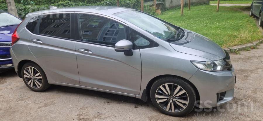 Grey Honda Jazz 2016 in Riga, with an engine capacity of 1.30 L and mileage of 91 thousand km for 9500 €, photo 1 on AUTOMOTO.COM.LV