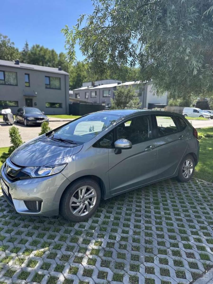 Grey Honda Jazz 2016 in Marijampole, with an engine capacity of 1.32 L and mileage of 87 thousand km for 8200 €, photo 3 on AUTOMOTO.COM.LV