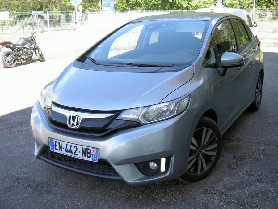 Grey Honda Jazz 2017 in Vilnius, with an engine capacity of 1.30 L and mileage of 117 thousand km for 8499 €, photo 1 on AUTOMOTO.COM.LV