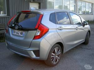 Grey Honda Jazz 2017 in Vilnius, with an engine capacity of 1.30 L and mileage of 117 thousand km for 8499 €, photo 5 on AUTOMOTO.COM.LV