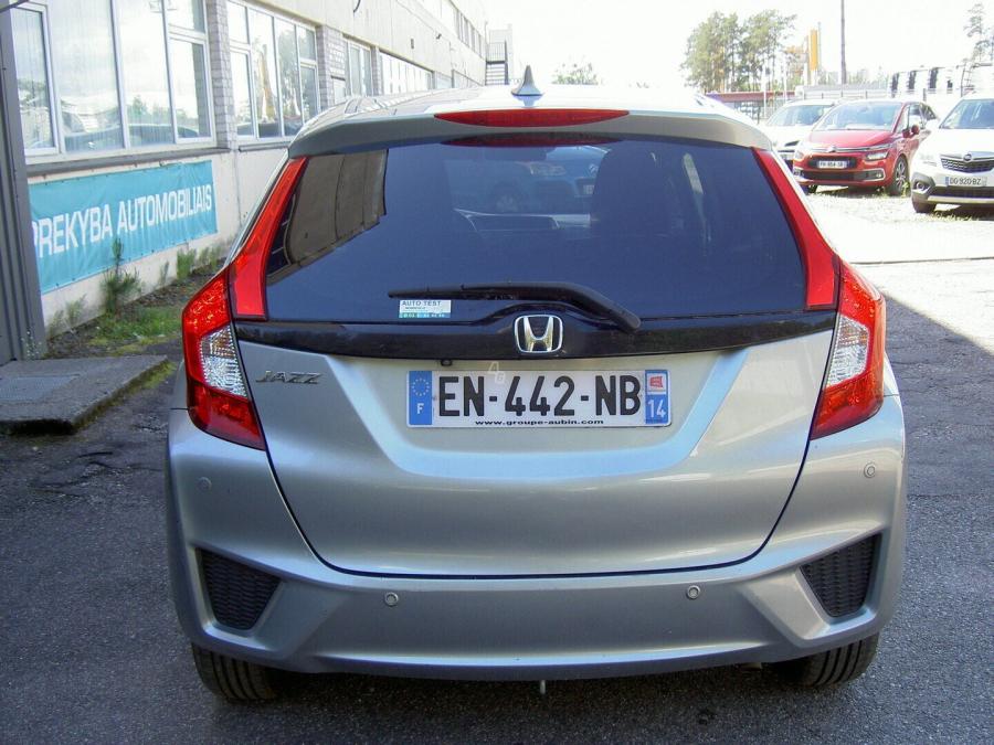 Grey Honda Jazz 2017 in Vilnius, with an engine capacity of 1.30 L and mileage of 117 thousand km for 8499 €, photo 6 on AUTOMOTO.COM.LV