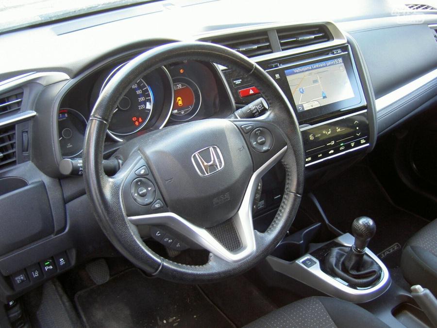 Grey Honda Jazz 2017 in Vilnius, with an engine capacity of 1.30 L and mileage of 117 thousand km for 8499 €, photo 11 on AUTOMOTO.COM.LV