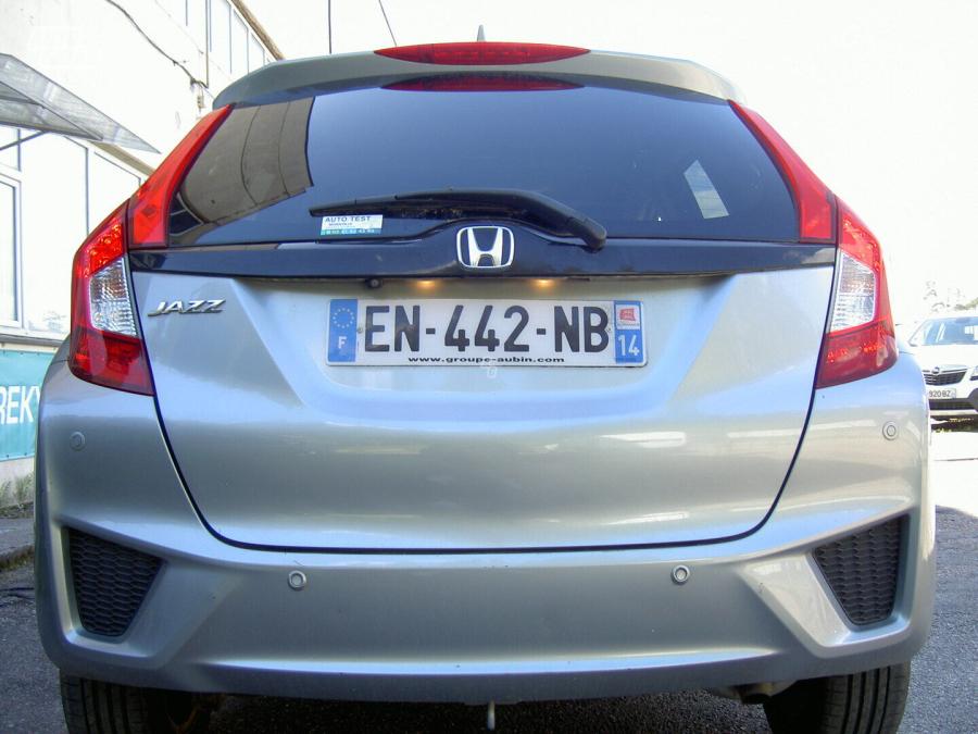 Grey Honda Jazz 2017 in Vilnius, with an engine capacity of 1.30 L and mileage of 117 thousand km for 8499 €, photo 3 on AUTOMOTO.COM.LV