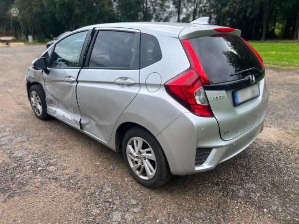 Grey Honda Jazz 2017 in Raseiniai, with an engine capacity of 1.32 L and mileage of 17 thousand km for 6999 €, photo 4 on AUTOMOTO.COM.LV