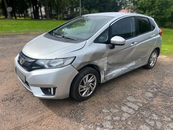 Grey Honda Jazz 2017 in Raseiniai, with an engine capacity of 1.32 L and mileage of 17 thousand km for 6999 €, photo 6 on AUTOMOTO.COM.LV