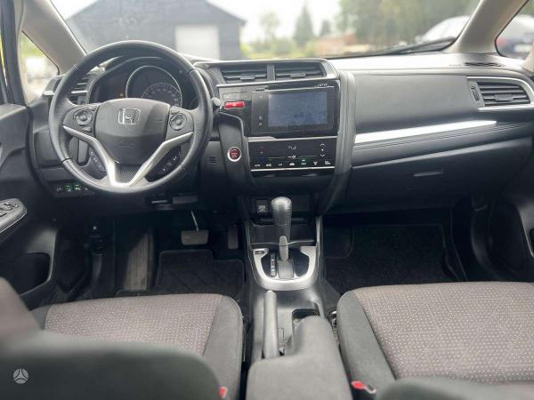 Grey Honda Jazz 2017 in Raseiniai, with an engine capacity of 1.32 L and mileage of 17 thousand km for 6999 €, photo 7 on AUTOMOTO.COM.LV