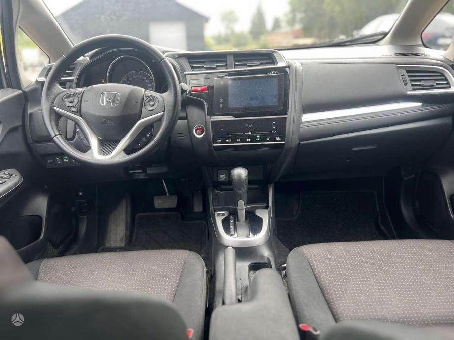 Grey Honda Jazz 2017 in Raseiniai, with an engine capacity of 1.32 L and mileage of 17 thousand km for 6999 €, photo 7 on AUTOMOTO.COM.LV