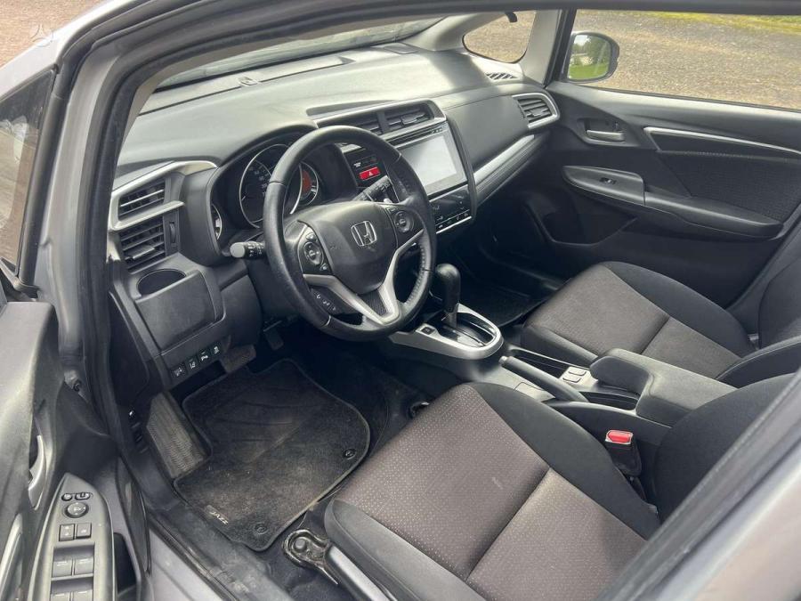 Grey Honda Jazz 2017 in Raseiniai, with an engine capacity of 1.32 L and mileage of 17 thousand km for 6999 €, photo 9 on AUTOMOTO.COM.LV