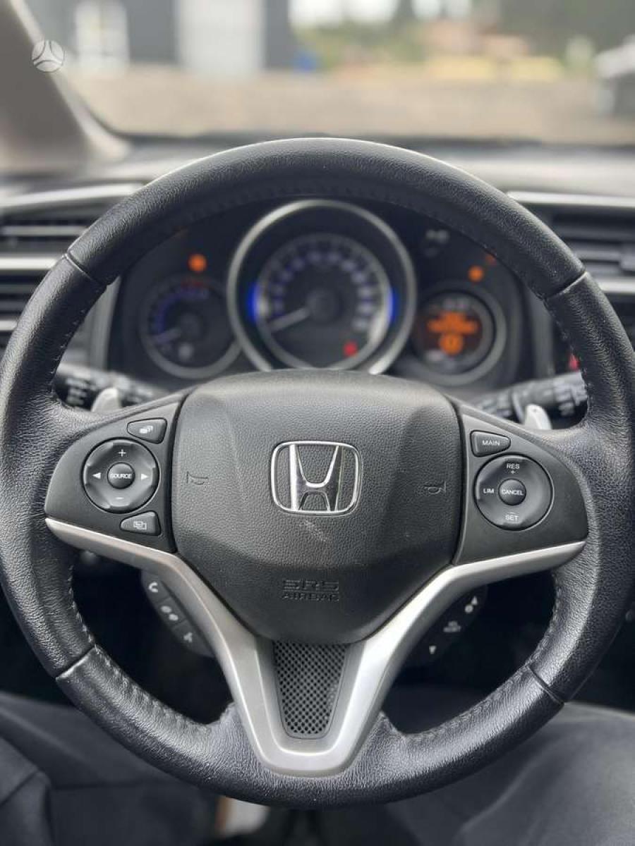 Grey Honda Jazz 2017 in Raseiniai, with an engine capacity of 1.32 L and mileage of 17 thousand km for 6999 €, photo 14 on AUTOMOTO.COM.LV
