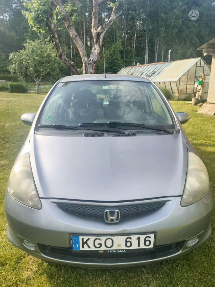 Grey Honda Jazz 2018 in Vilnius, with an engine capacity of 1.34 L and mileage of 202 thousand km for 1300 €, photo 1 on AUTOMOTO.COM.LV